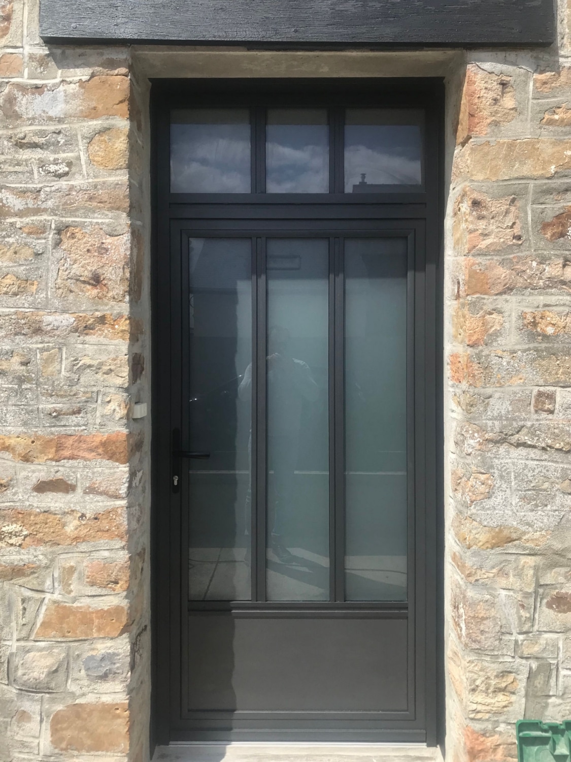 Pose d’une porte alu Kline à Crevin (35) par Cara Fermetures